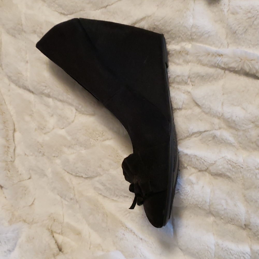 Great Condition Wedge Shoes. Cute Ruffle On Front - Gem